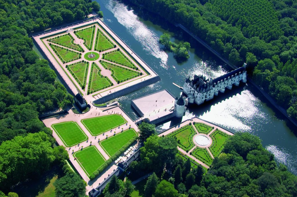 The Château de Chenonceau, a famous French castle built over the River ...